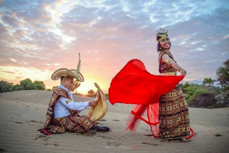 Pakaian Adat Nusa Tenggara Timur : Penjelasan, Keunikan, dan Gambar