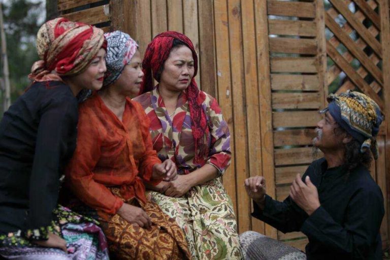 Pakaian Adat Sunda : Jenis, Keterangan, dan Gambarnya {Lengkap} – Zona Ilmu