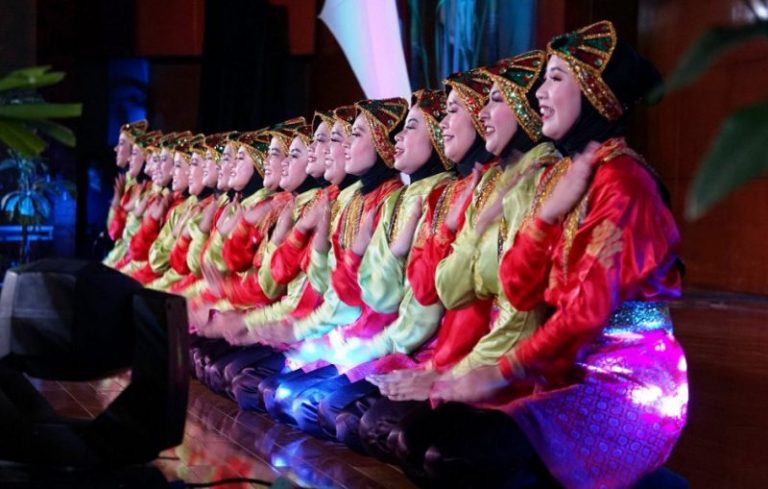 Tari Saman: Penjelasan, Sejarah, Pola, Busana, fungsi, dan Gambarnya – Zona Ilmu