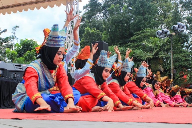 Tari Indang: Penjelasan, Sejarah, Keunikan, Pola Lantai, dan Gambarnya ...