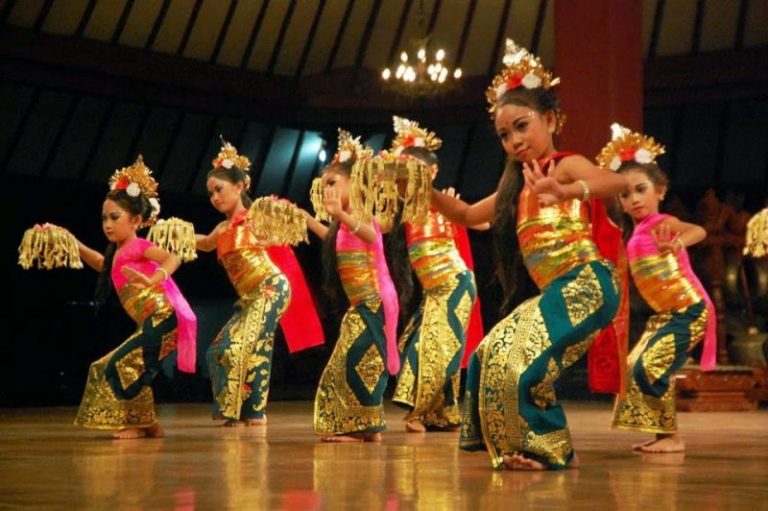 Tari Pendet: Penjelasan, Sejarah, Fungsi, Gerakan, dan Busana Lengkap
