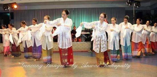 Tari Lenso: Penjelasan, Sejarah, Gerakan, Fungsi dan Kostumnya lengkap